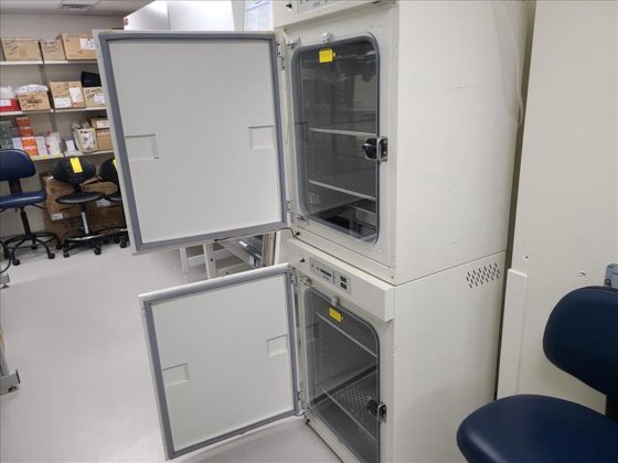 Thermo Scientific double-stack forma direct heat CO2 incubators in ...
