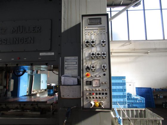 315 Ton Hydraulic Double Column Press Müller in Gelsenkirchen, North ...