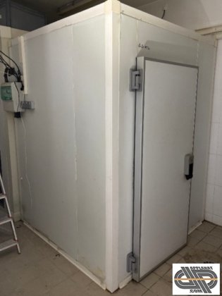5.8 m3 positive cold room with remote cooling unit in Domazan, France
