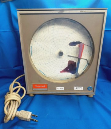 Honeywell CIRCLE CHART RECORDER in Coffeyville, KS, USA