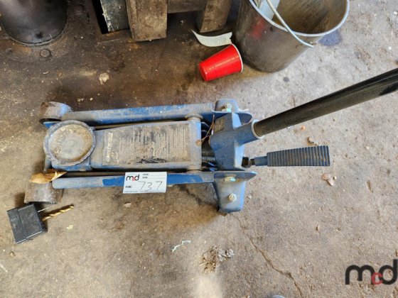 Mastercraft Floor Jack in Saskatoon, Saskatchewan, Canada