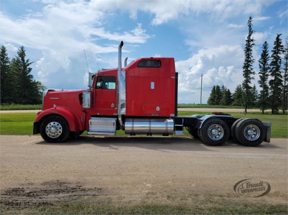 2006 KENWORTH W900 in Broad Valley, Manitoba, Canada
