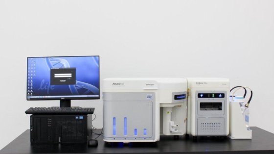 Invitrogen Attune NxT Cytometer Complete System w/ CytKick MAX in ...