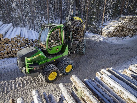John Deere Forwarder 910G in Kirchroth, Bavaria, Germany