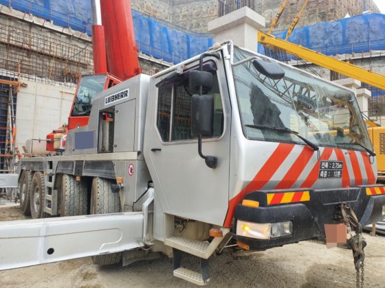 2000 LIEBHERR LTM1080-1 in Gyeonggi-do, South Korea