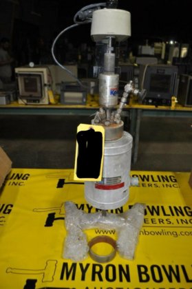 PARR PRESSURE REACTOR VESSEL WITH MIXER AND JACKET in Willoughby, OH, USA