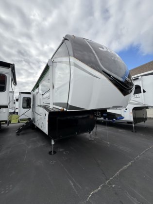 2026 Jayco PINNACLE 38KPTS in Hazelwood, MO, USA