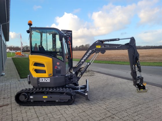 2022 DEMO/NEW VOLVO ECR25D MINI EXCAVATOR WITH TILTMAN COMPACT in Vrå ...