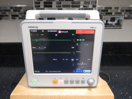 MINDRAY iPM-10 TOUCH PORTABLE PATIENT ECG/EKG NIBP MASIMO SPO2 TEMP ...