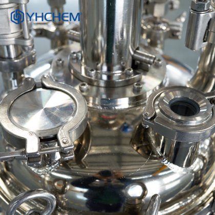 High vacuum degree distillation column with reflux ratio controller in ...