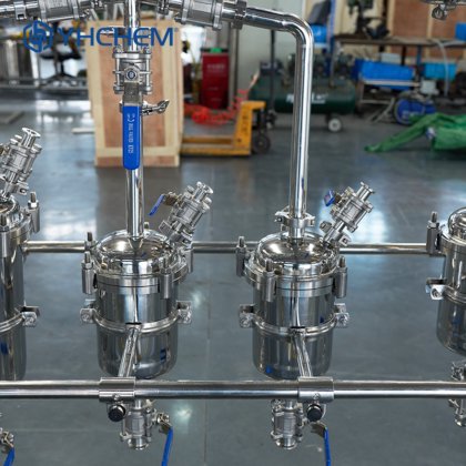 High vacuum degree distillation column with reflux ratio controller in ...