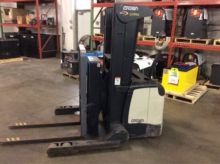 Used Crown SHR 5520-30 Pallet Stacker for sale | Machinio