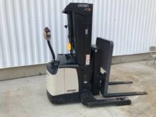 Used Crown SHR 5520 Pallet Stacker for sale | Machinio